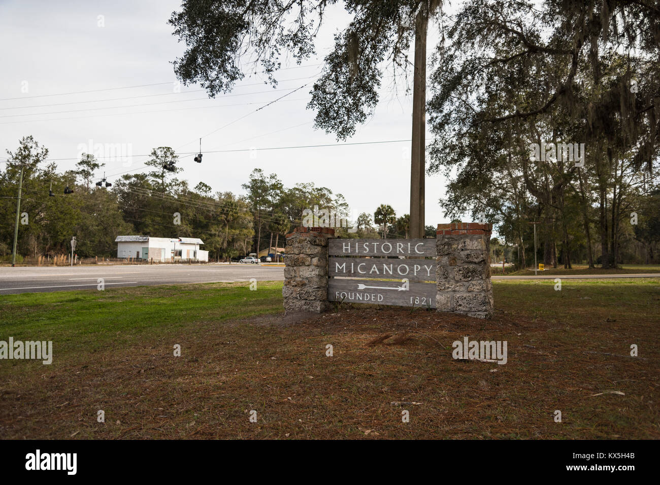 Entering town sign hi-res stock photography and images - Alamy