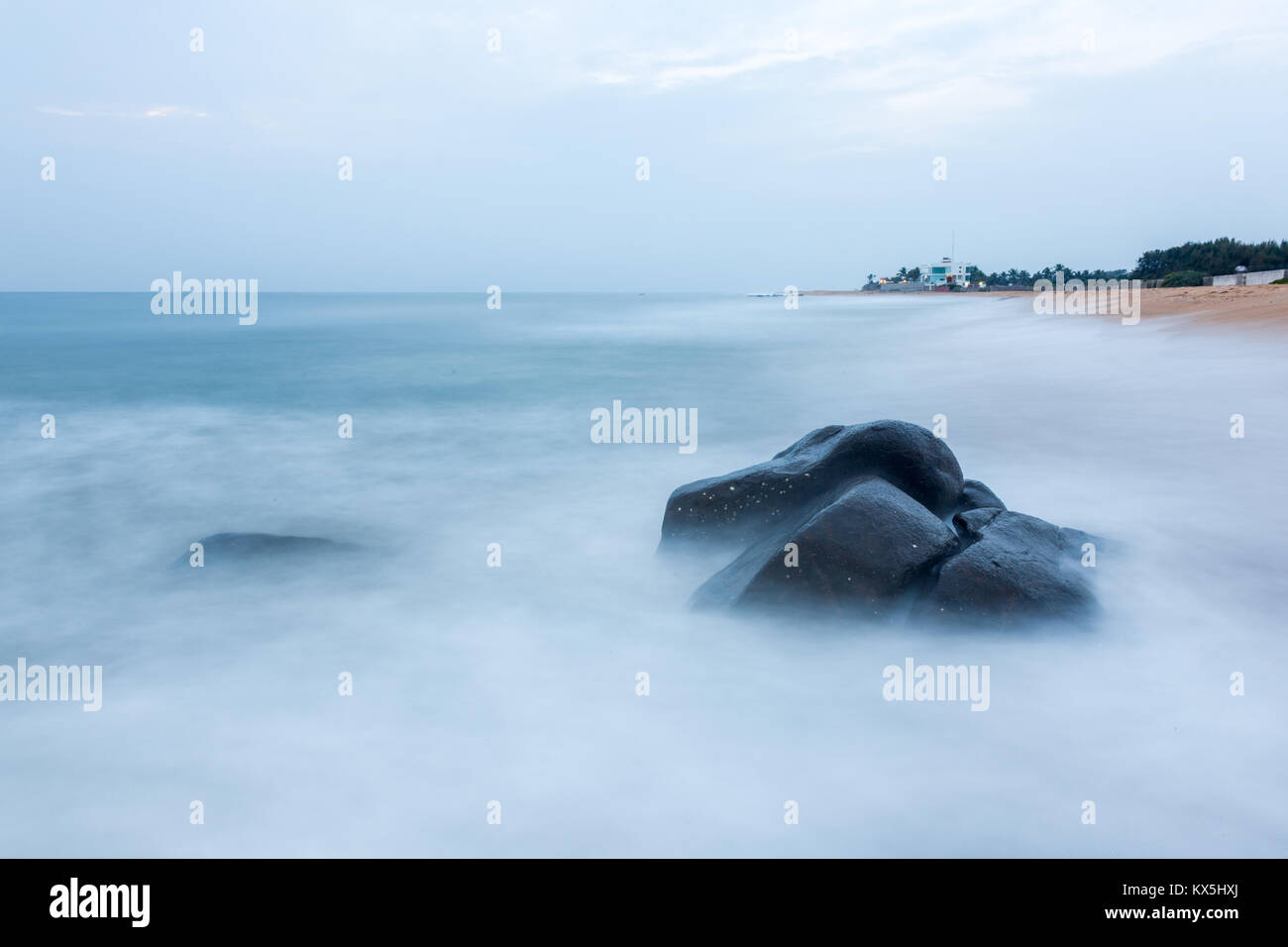 Lashing waves hi-res stock photography and images - Alamy