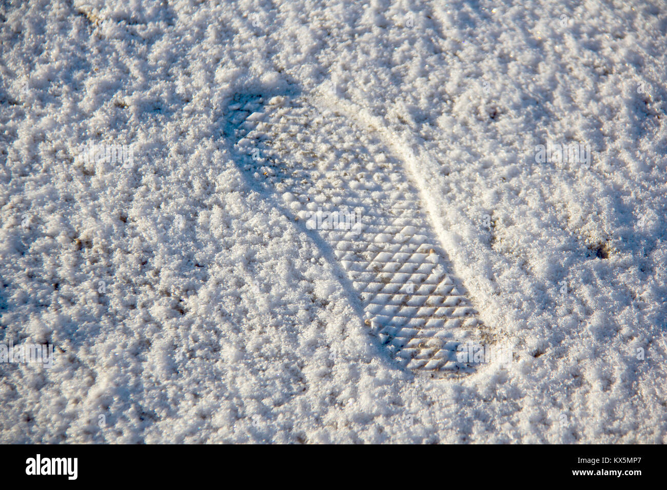 shoe boots footprints texture in the snow Stock Photo - Alamy