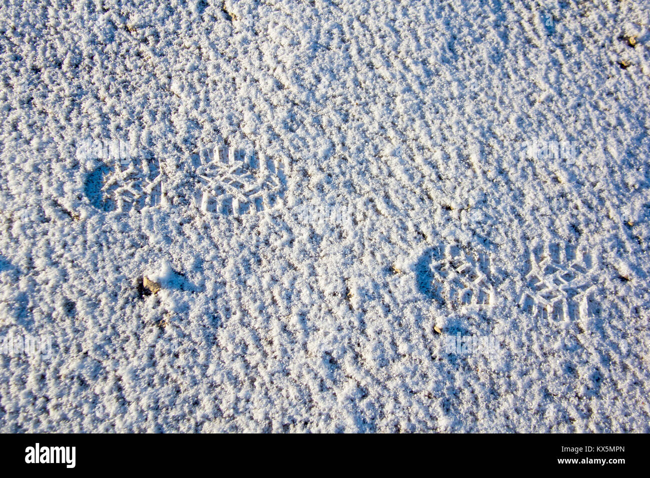 shoe boots footprints texture in the snow Stock Photo - Alamy