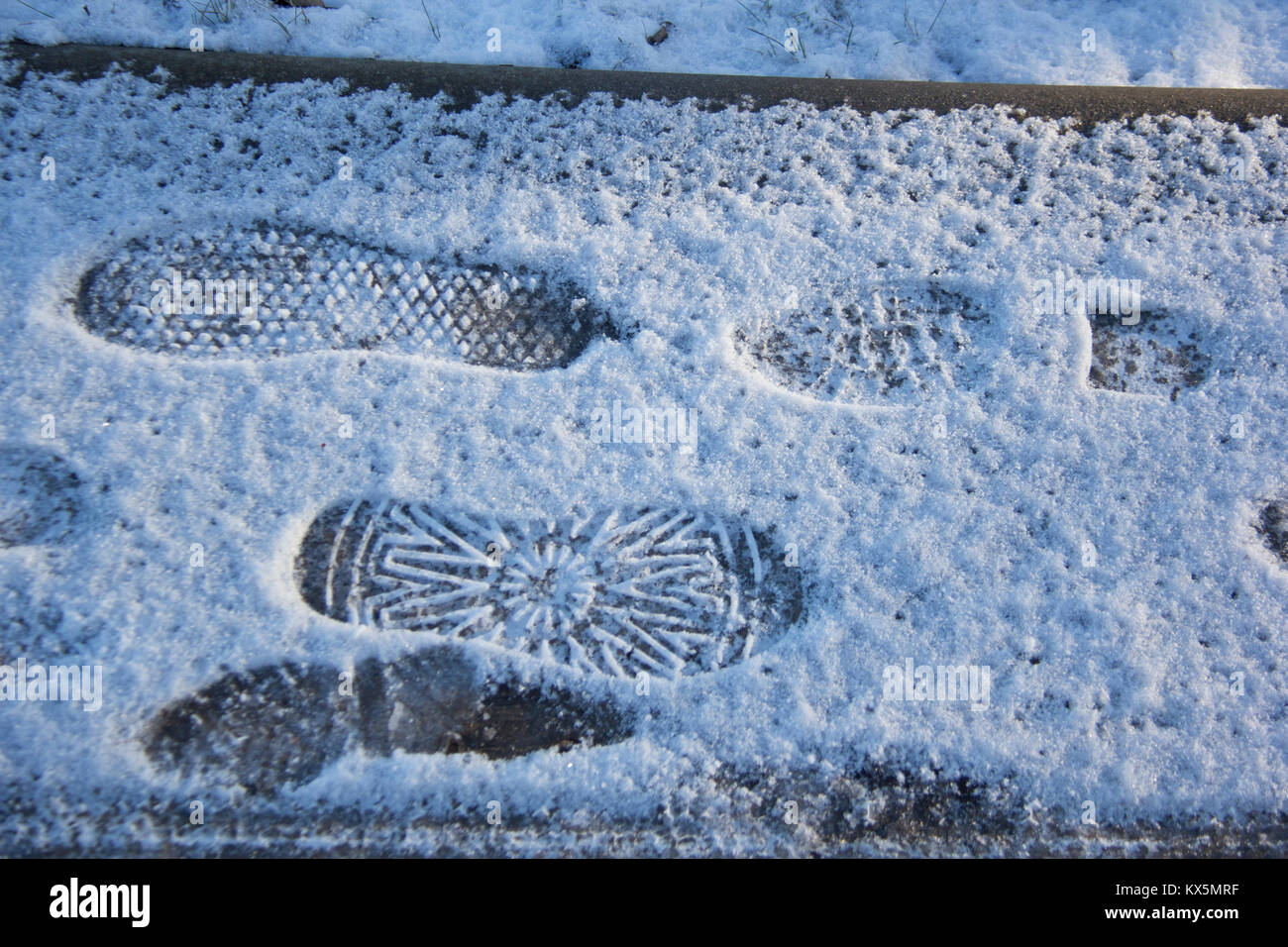 shoe boots footprints texture in the snow Stock Photo - Alamy