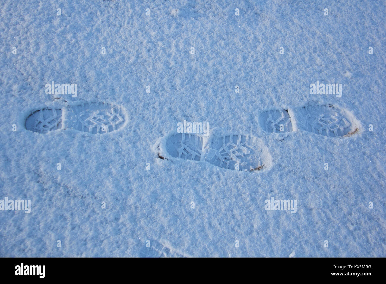 shoe boots footprints texture in the snow Stock Photo - Alamy
