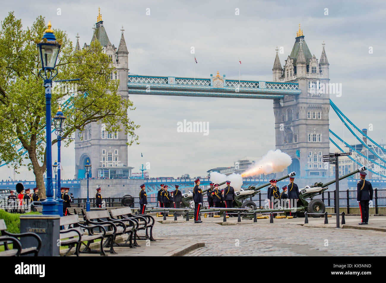 Field gun tower bridge hi-res stock photography and images - Alamy