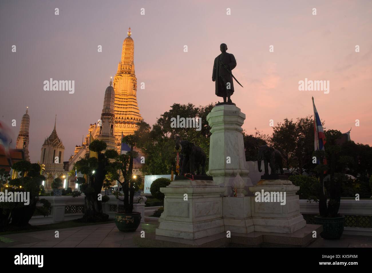Monument King Rama II ,the main feature of Wat Arun Ratchawararam ...