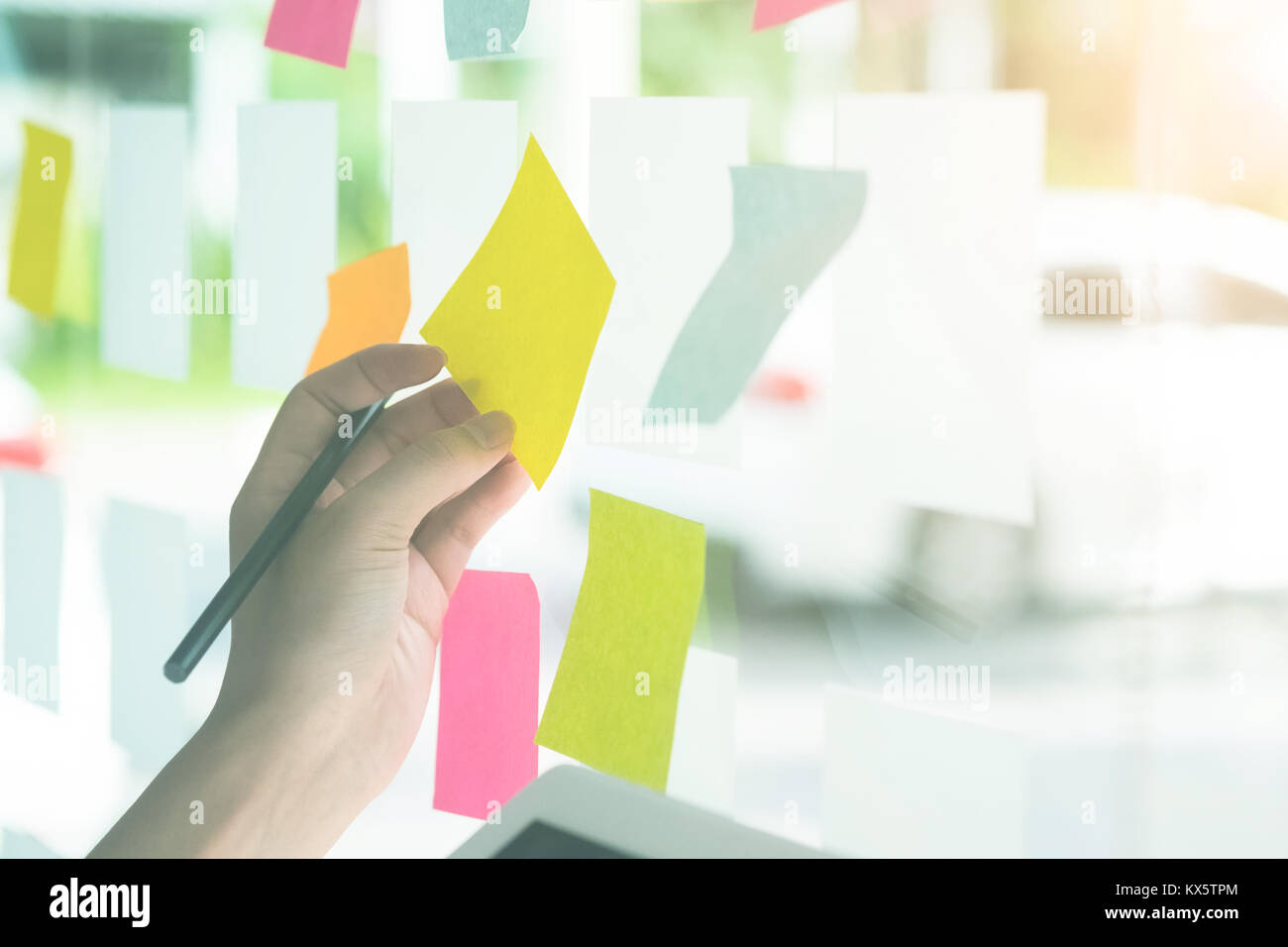 Hand using sticky notes hi-res stock photography and images - Alamy
