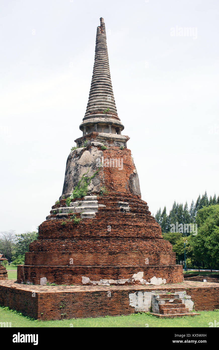 Brick pagoda in wat Mahathat in Ayuthaya, Thailand Stock Photo - Alamy