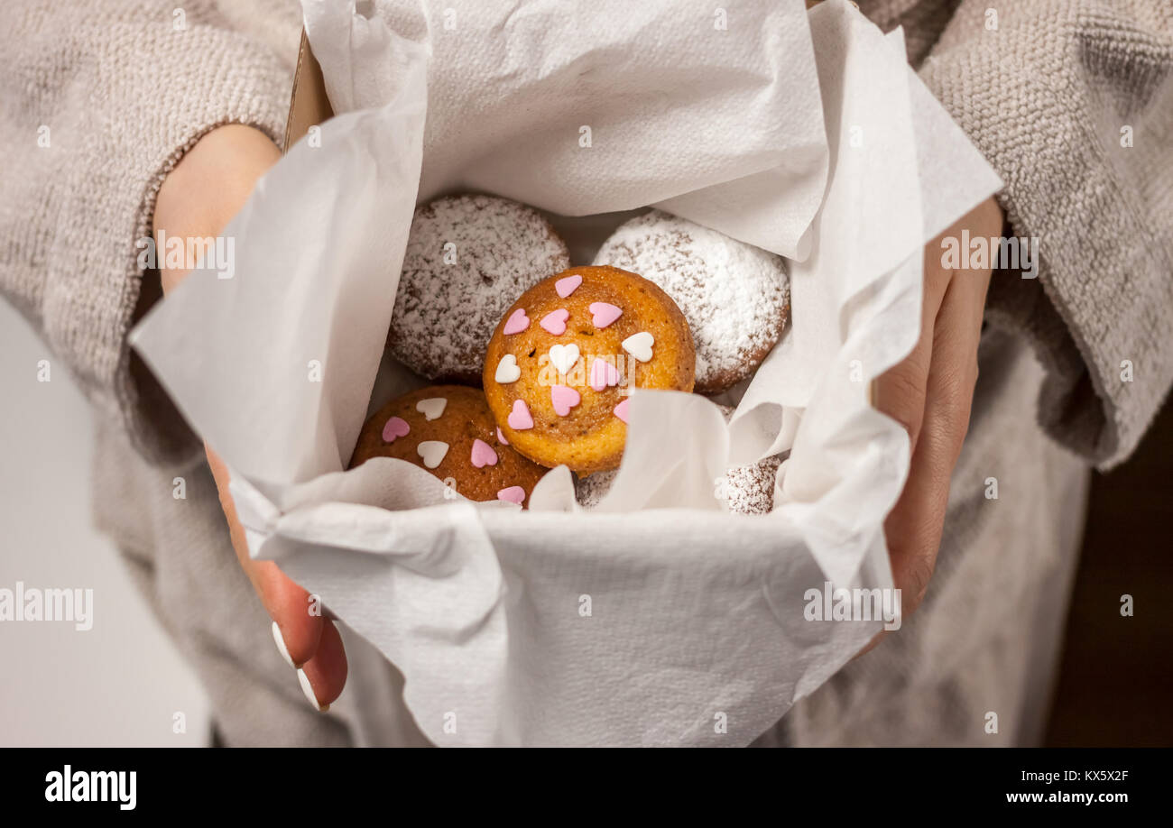 woman keeping homemade cakes with hearts in the box Stock Photo - Alamy