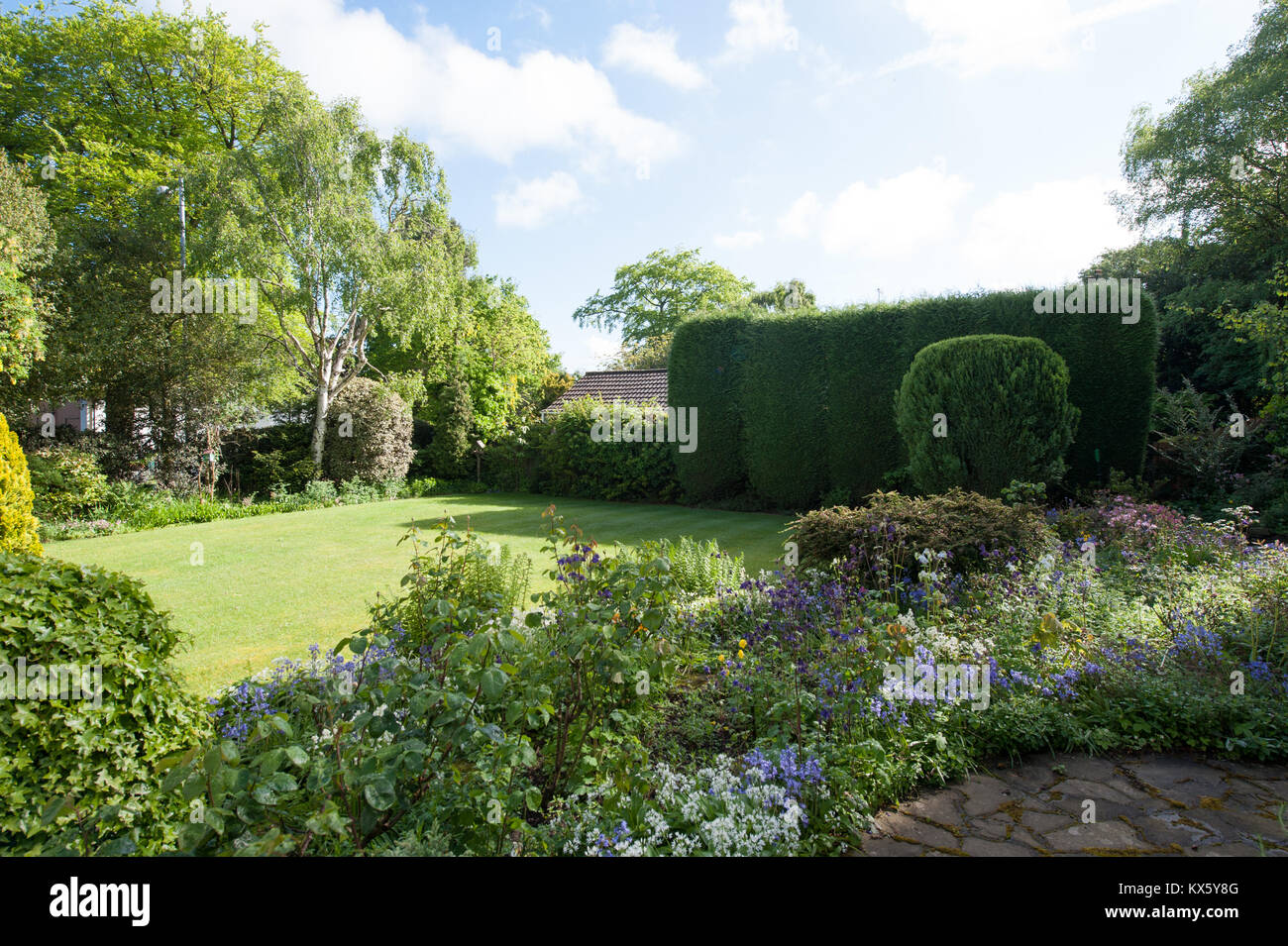 Pretty english garden hi-res stock photography and images - Alamy