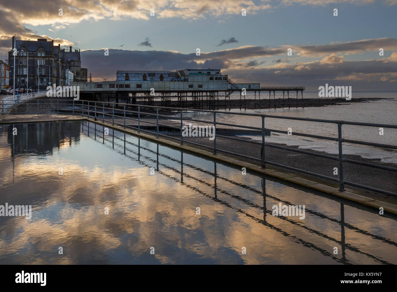 Paddling pool hi-res stock photography and images - Alamy