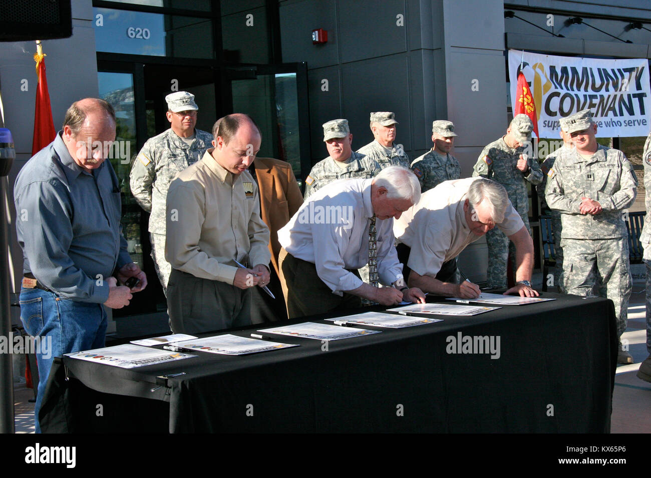 U.S. Army National Guard personnel daily duties and life. Working ...
