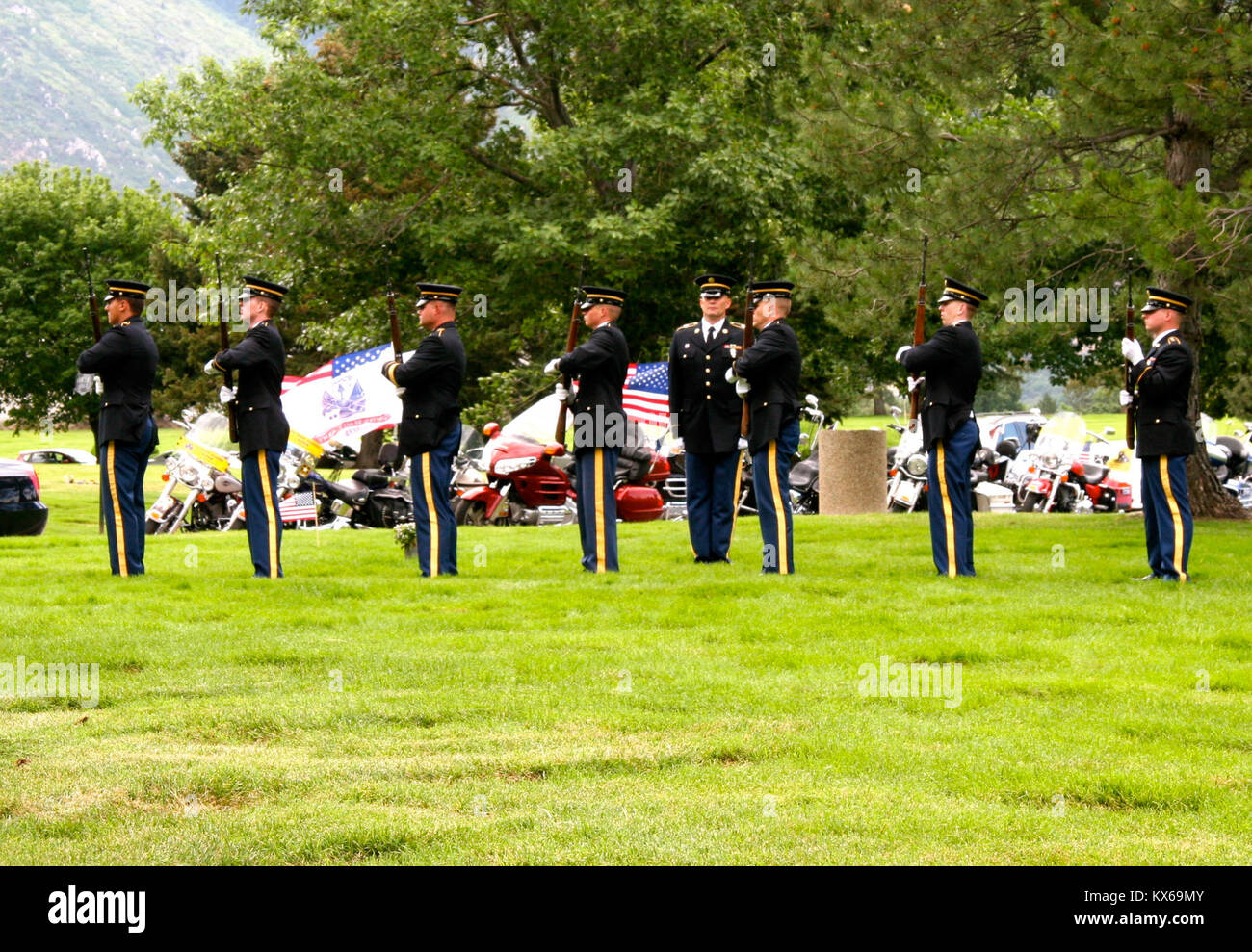 U.S. Army National Guard personnel daily duties and life. Working ...