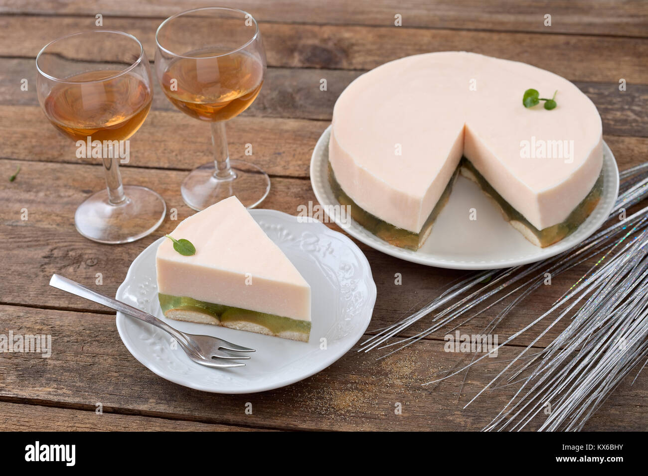 Gelatin cake hi-res stock photography and images - Alamy