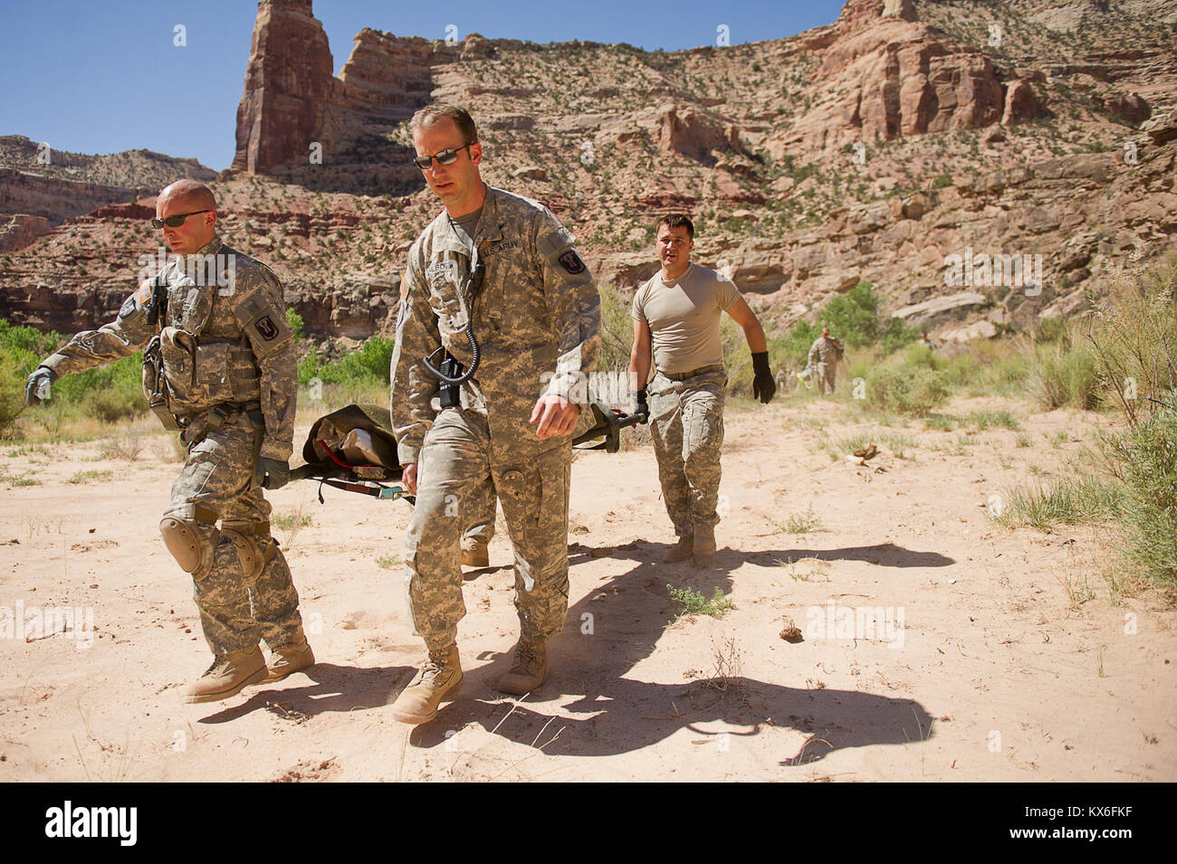 U.S. Army Soldiers from Utah Army National Guard, 2nd Battalion, 211th ...