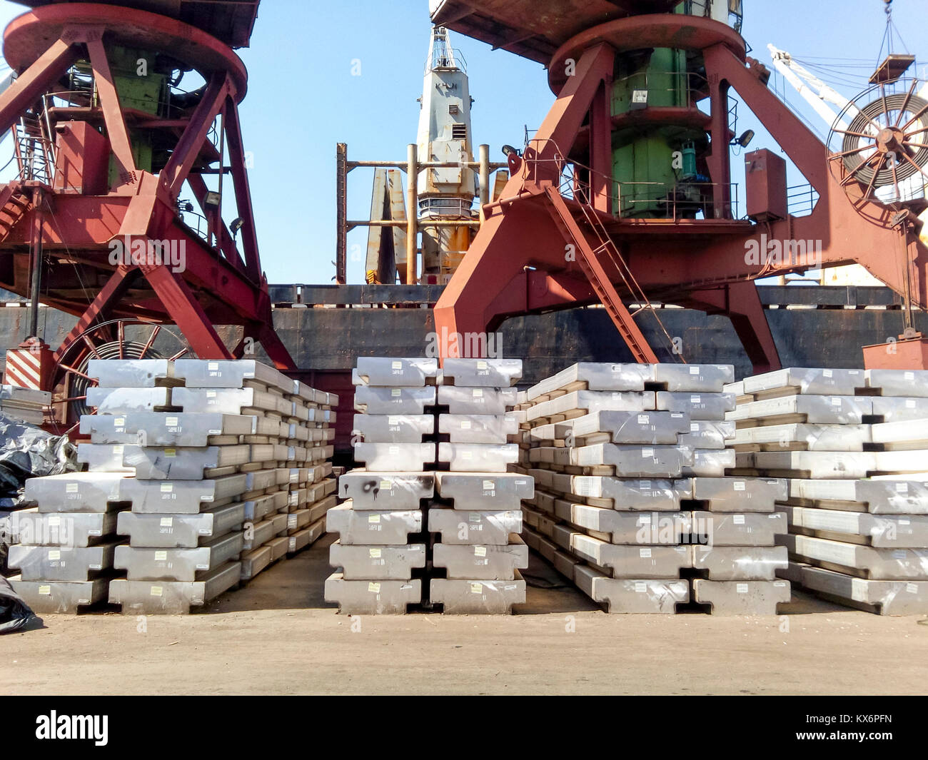 Aluminum ingots. Transportation of aluminum for export Stock Photo - Alamy