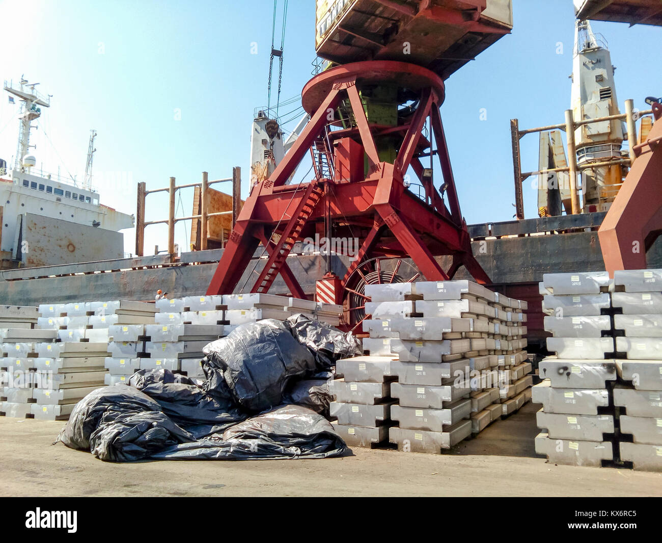 Aluminum ingots. Transportation of aluminum for export Stock Photo - Alamy