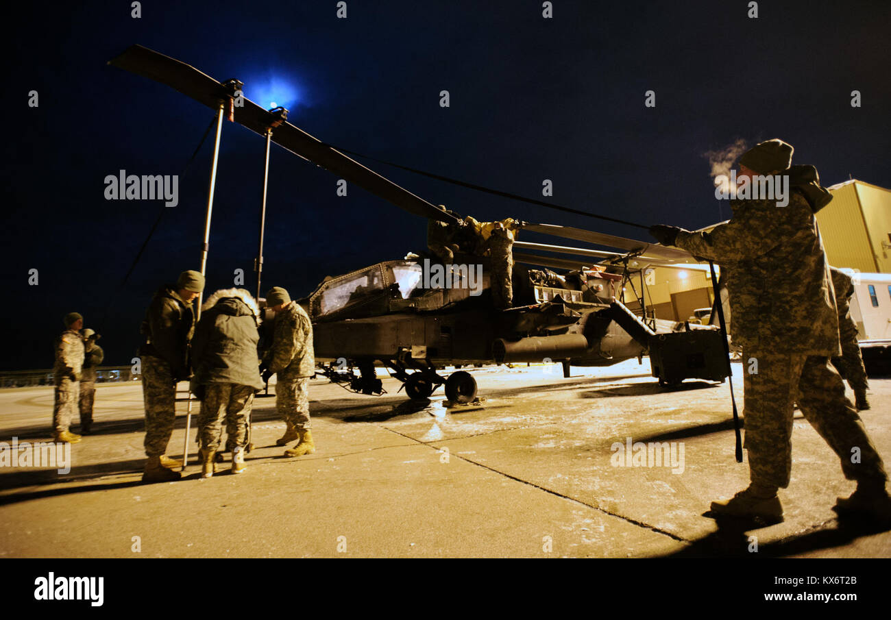 U.S. Army National Guard soldiers from the 1-211 Aviation Brigade from ...