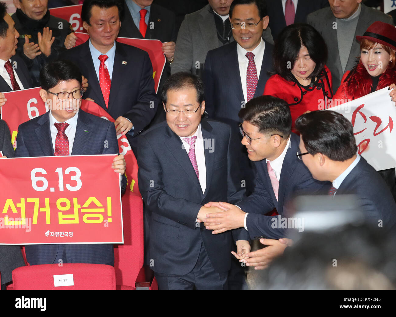 08th Jan, 2018. Opposition head in Daegu Hong Joon-pyo (C), leader of ...