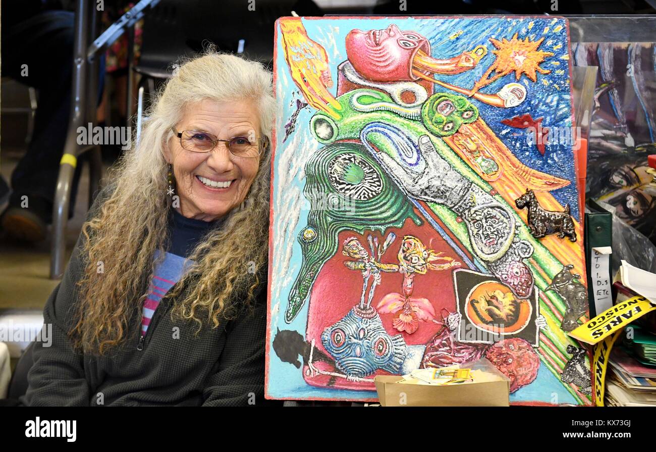 San Francisco, USA. 7th Jan, 2018. A vendor attends the Vintage Paper ...