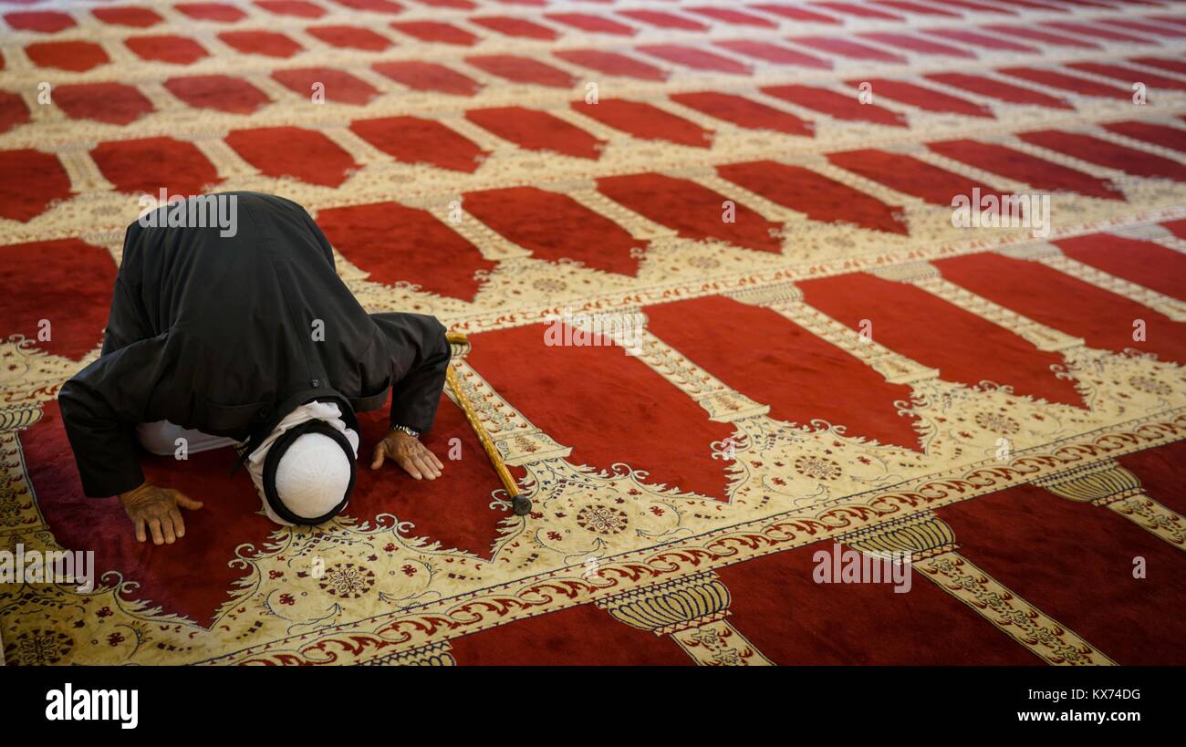Jerusalem, West Bank, Palestine. 27th Dec, 2017. Palestinian Muslim old ...