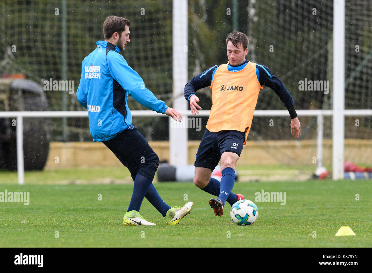 Jonas Foehrenbach (KSC) im duels with Matthias Bader (KSC). GES ...
