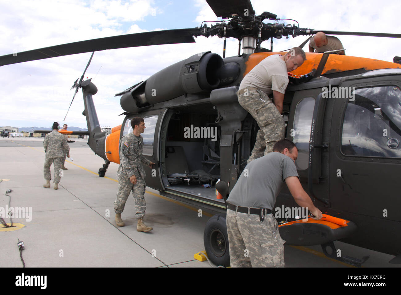 U.S. Army National Guard personnel daily duties and life. Working ...