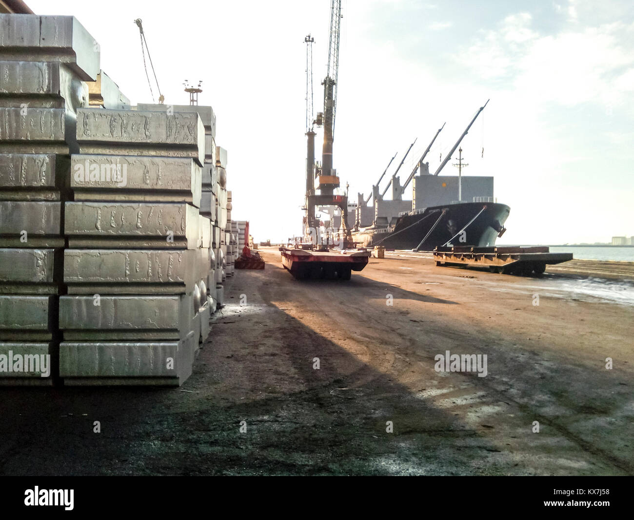 Aluminum ingots. Transportation of aluminum for export Stock Photo - Alamy