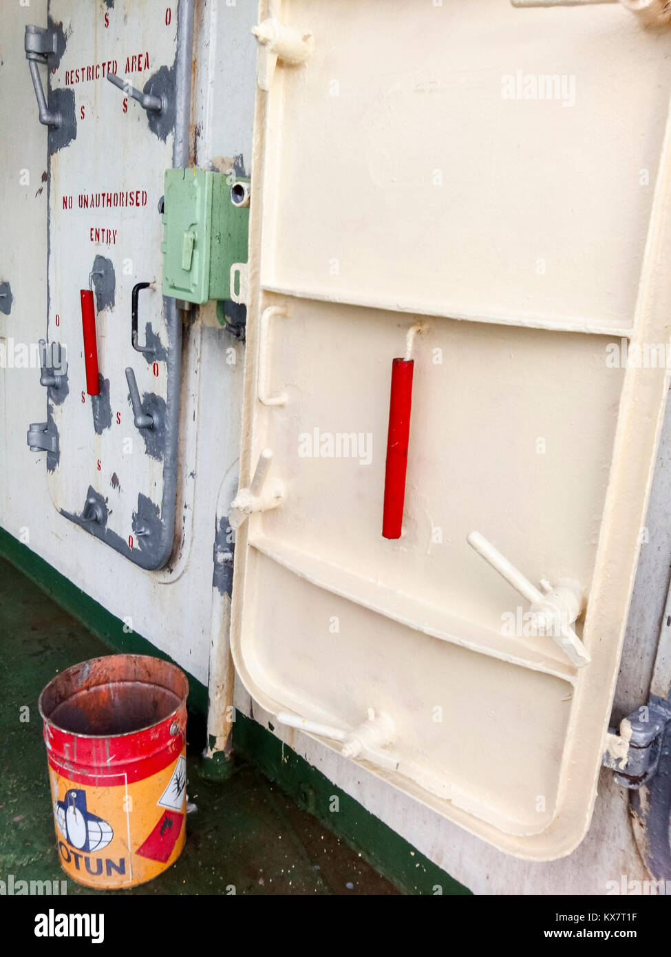 The porthole of the porthole in the ship's cabin Stock Photo - Alamy