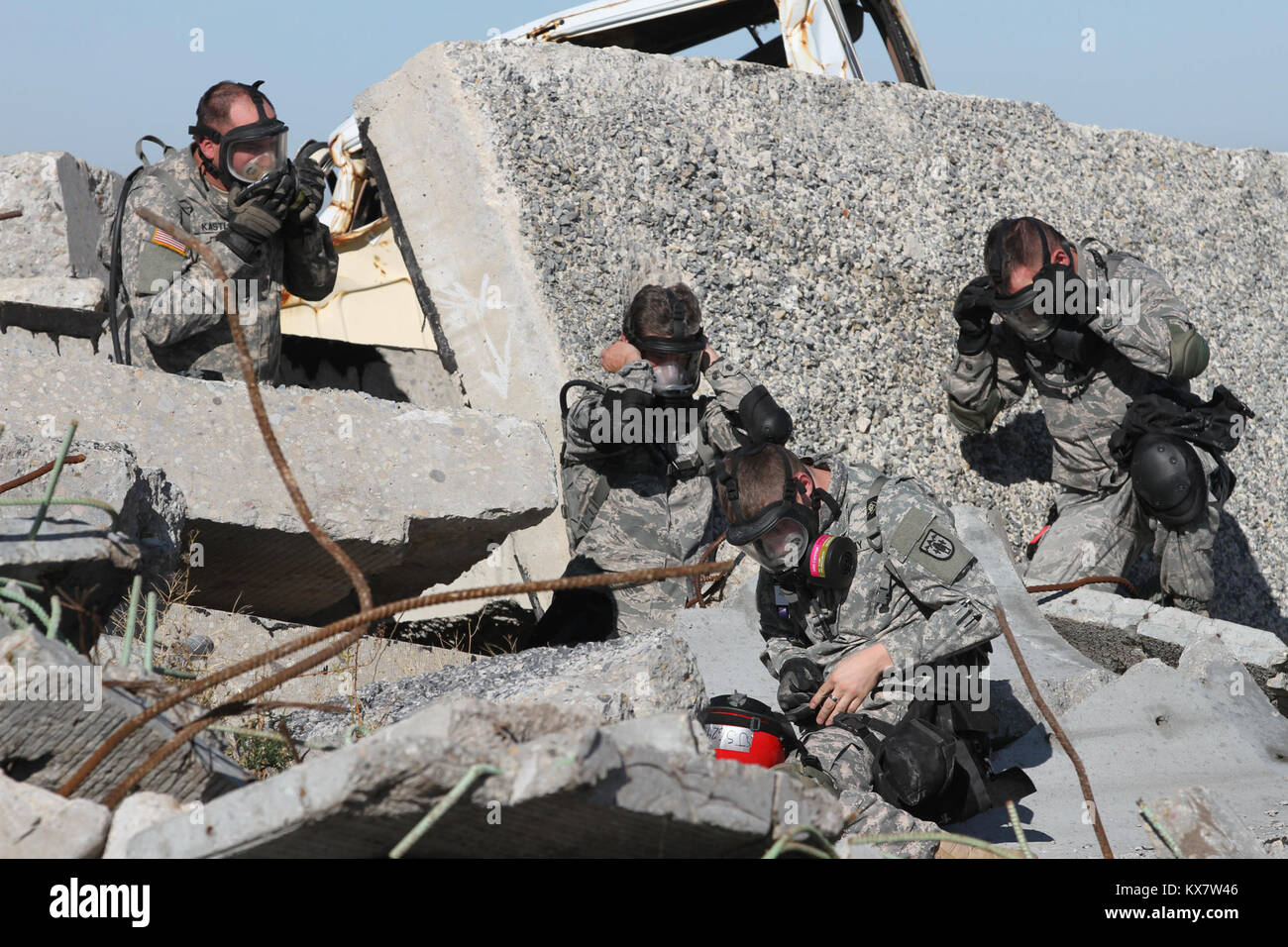 Soldiers with the Colorado Army National Guard Search and Extraction ...