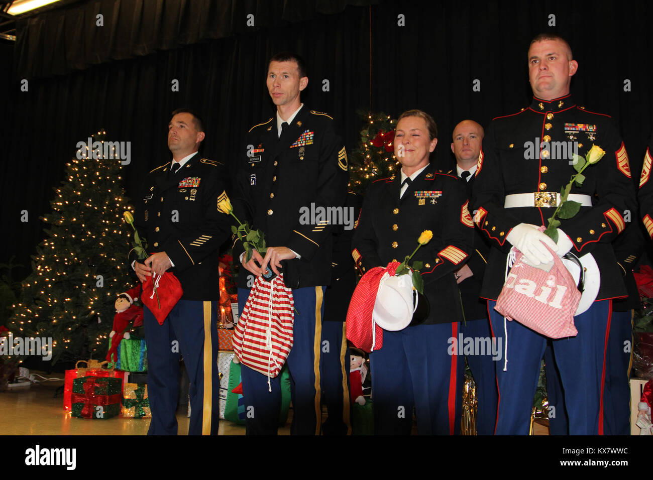 Christmas cards to servicemembers hi-res stock photography and images ...