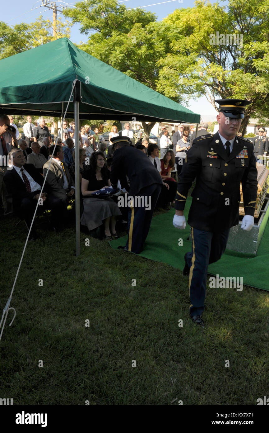 US Army National Guard honor fallen comrade at military funeral Stock ...