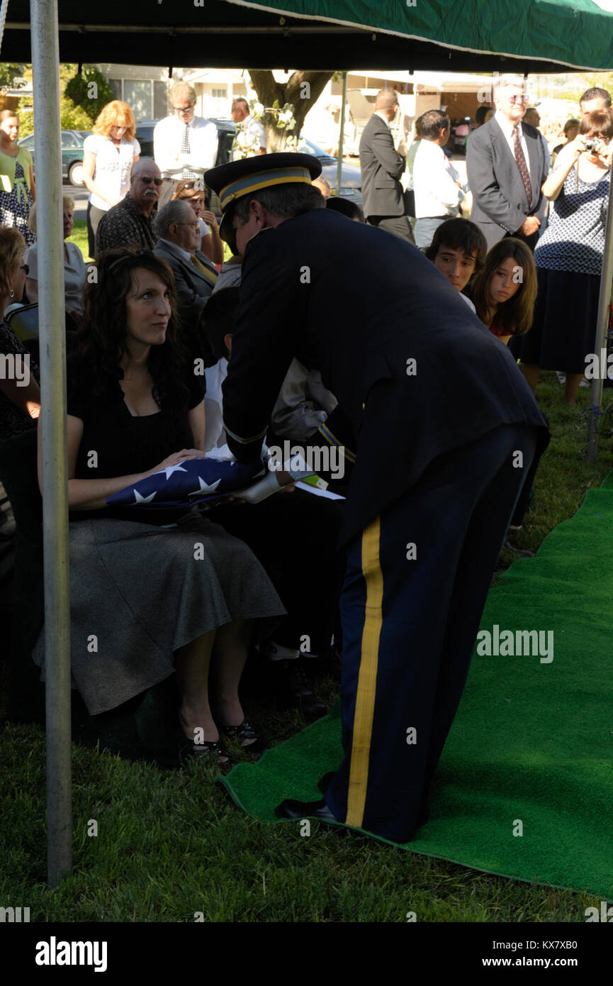 US Army National Guard honor fallen comrade at military funeral Stock ...