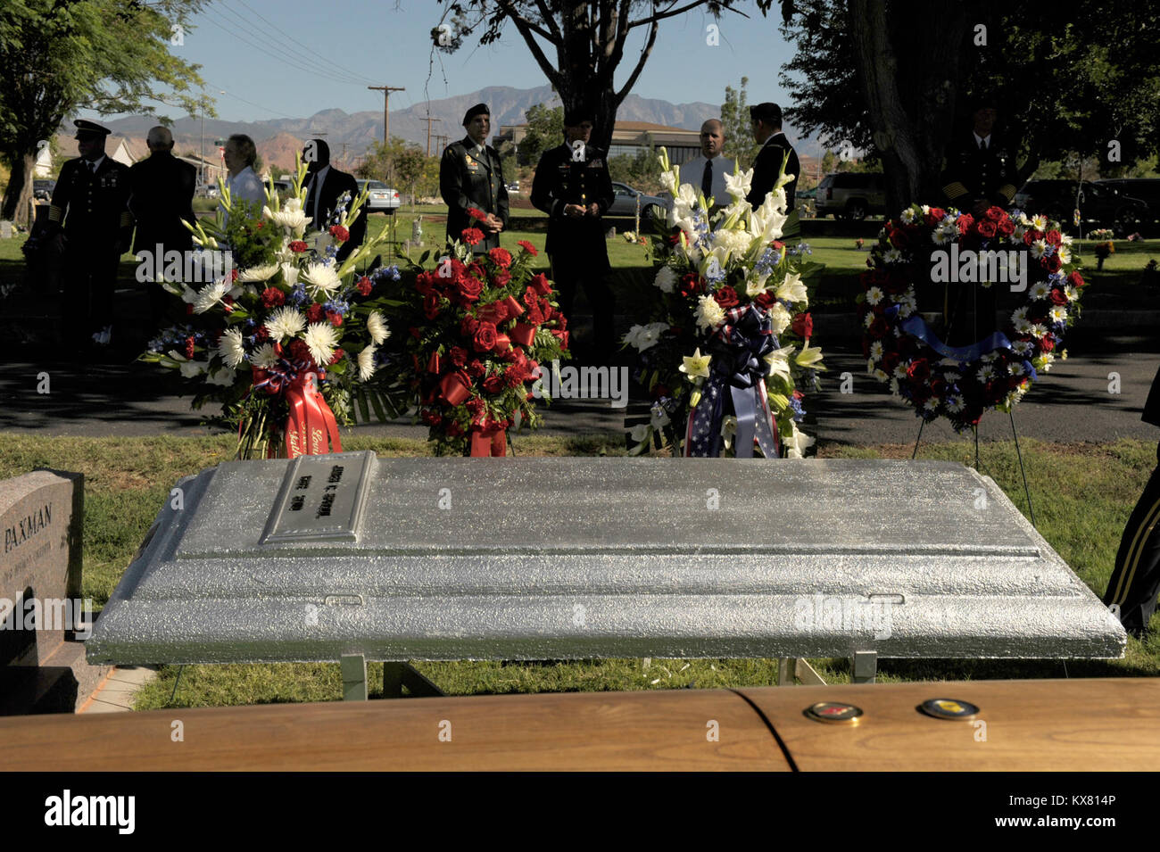 US Army National Guard honor fallen comrade at military funeral Stock ...