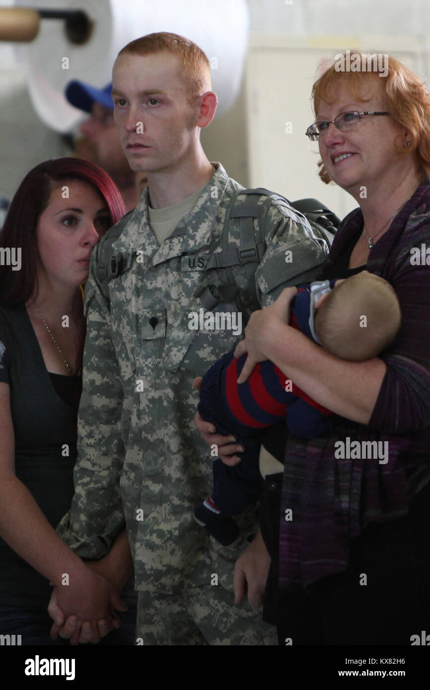 U.S. Army National Guard leaving for deployment with tearful goodbye ...