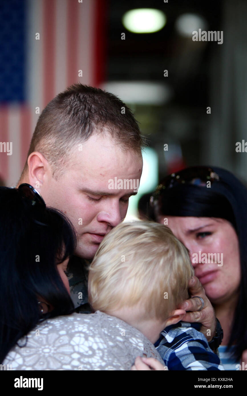 U.S. Army National Guard leaving for deployment with tearful goodbye ...