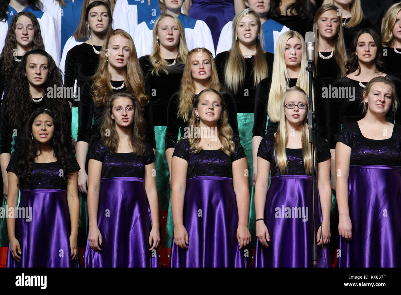 U.S. Army National Guard band and choir entertain at music concert ...