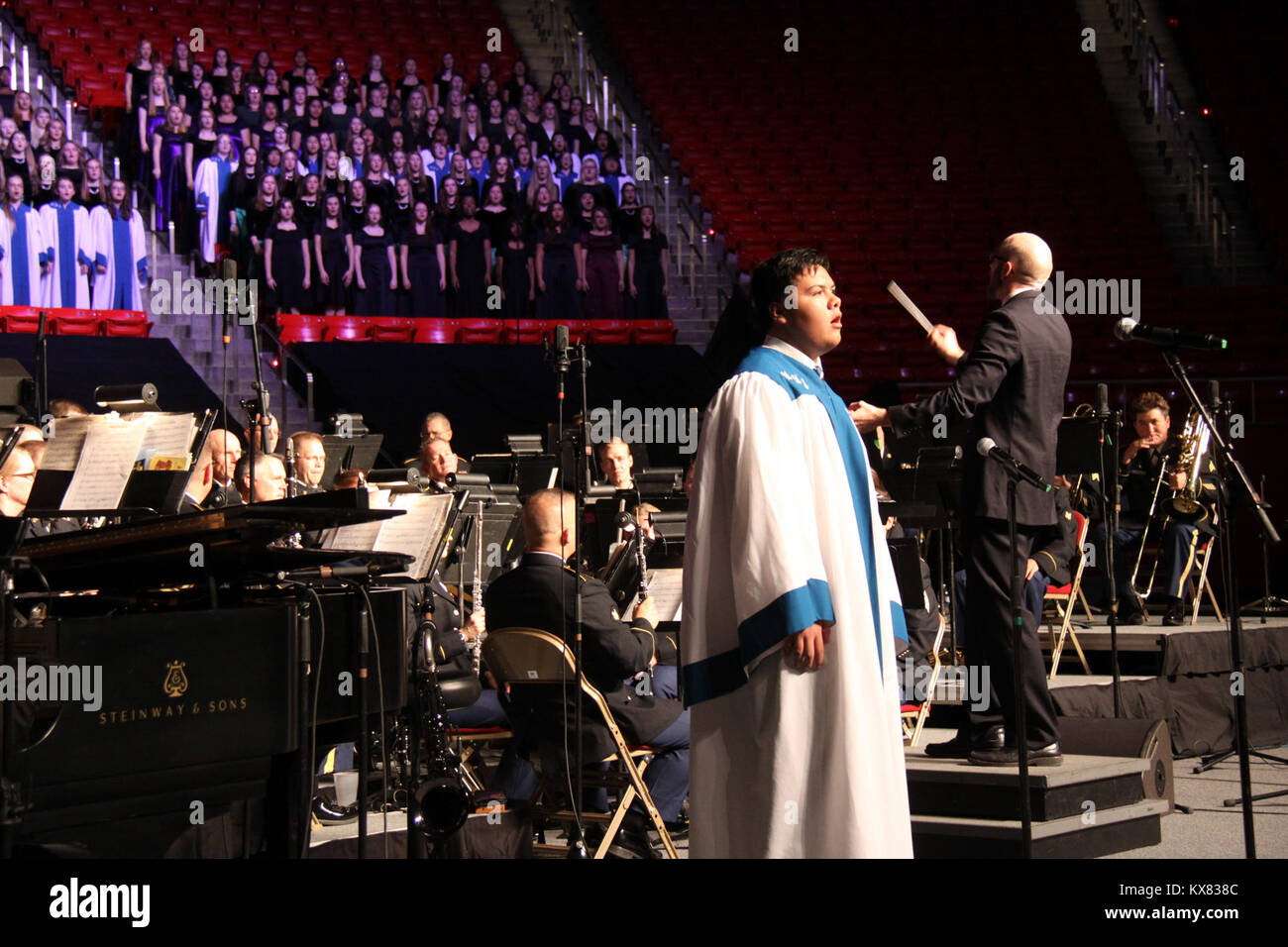 U.S. Army National Guard band and choir entertain at music concert ...