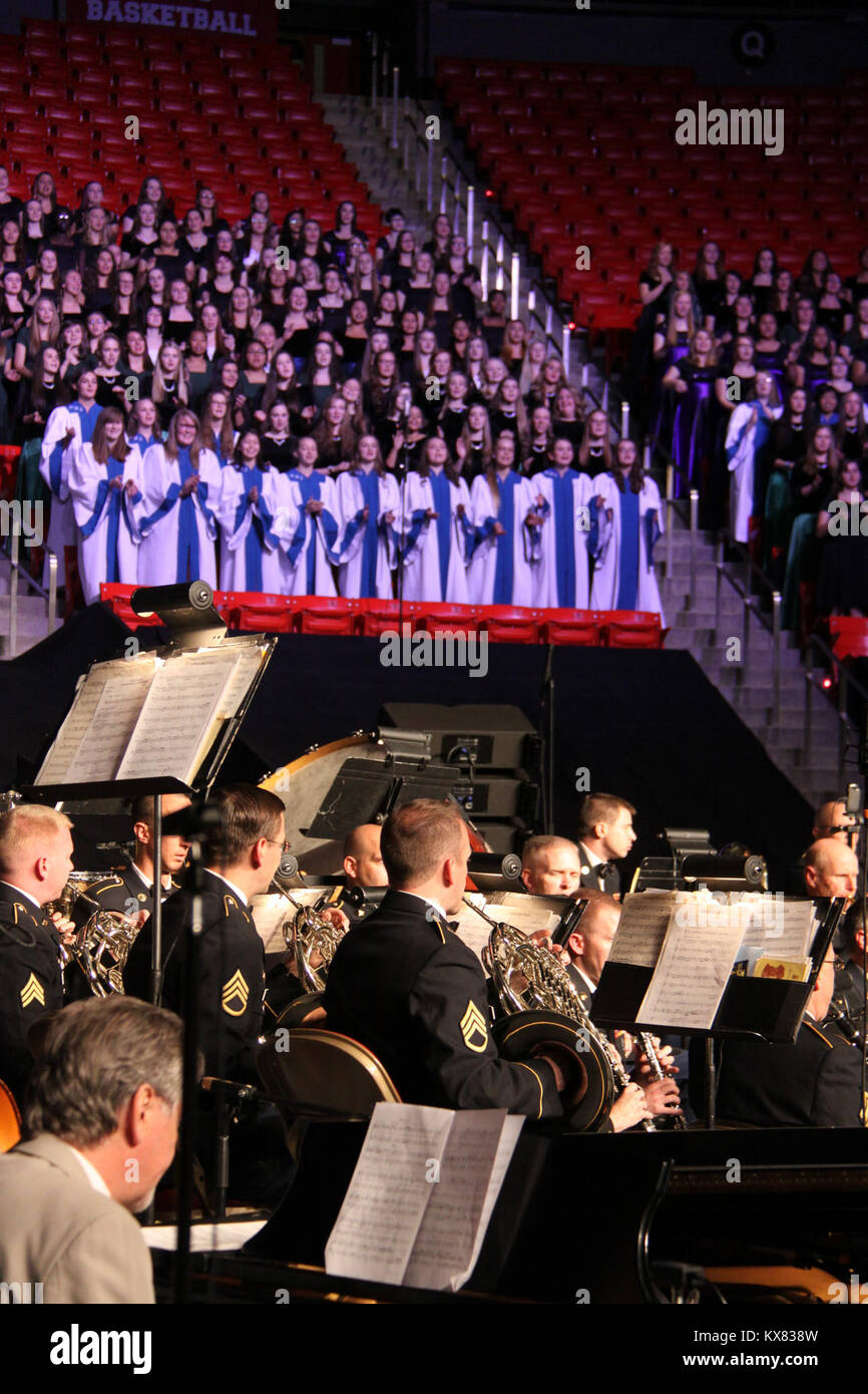 U.S. Army National Guard band and choir entertain at music concert ...