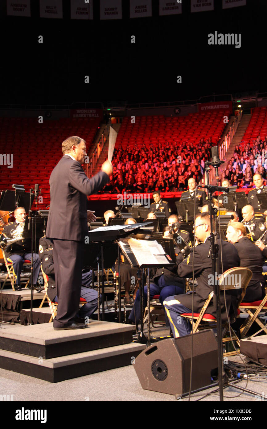 U.S. Army National Guard band and choir entertain at music concert ...