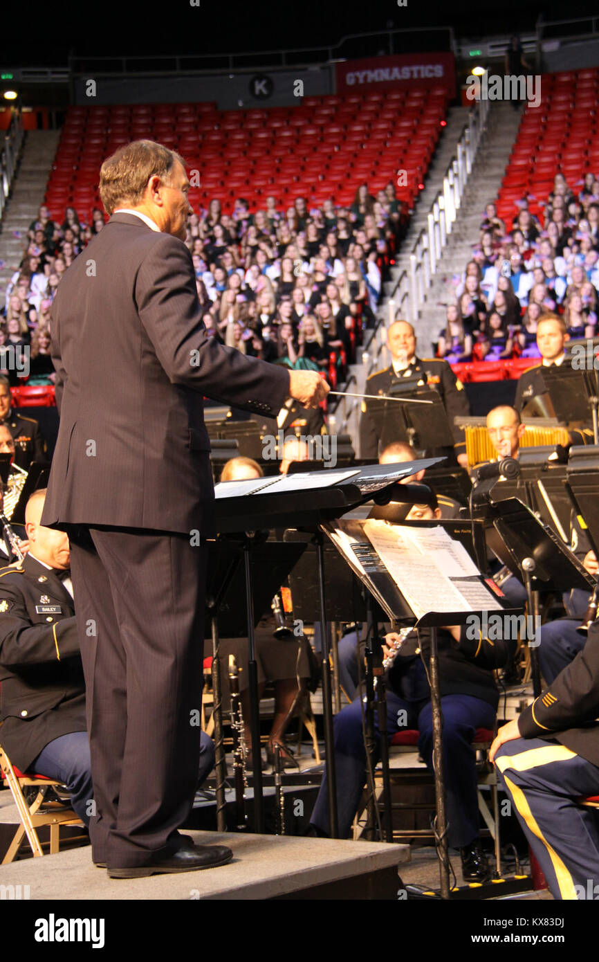 U.S. Army National Guard band and choir entertain at music concert ...