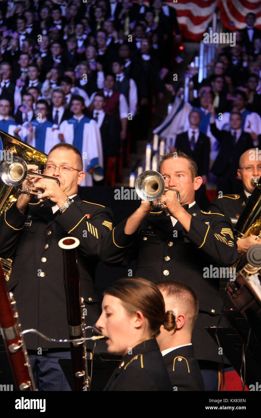 U.S. Army National Guard band and choir entertain at music concert ...