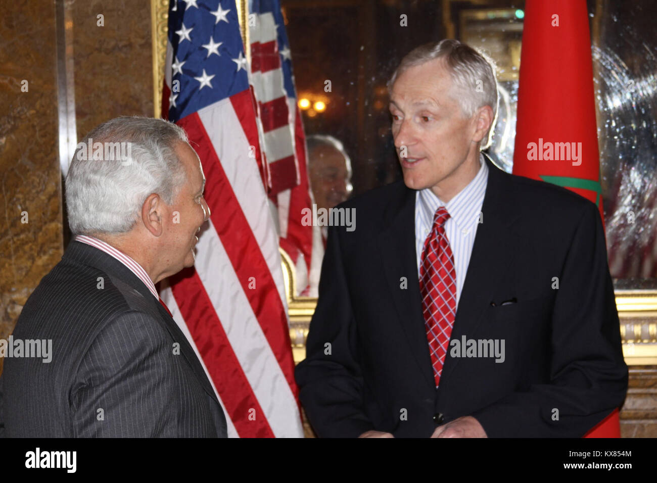 US Army National Guard personnel, briefing from experts Stock Photo - Alamy