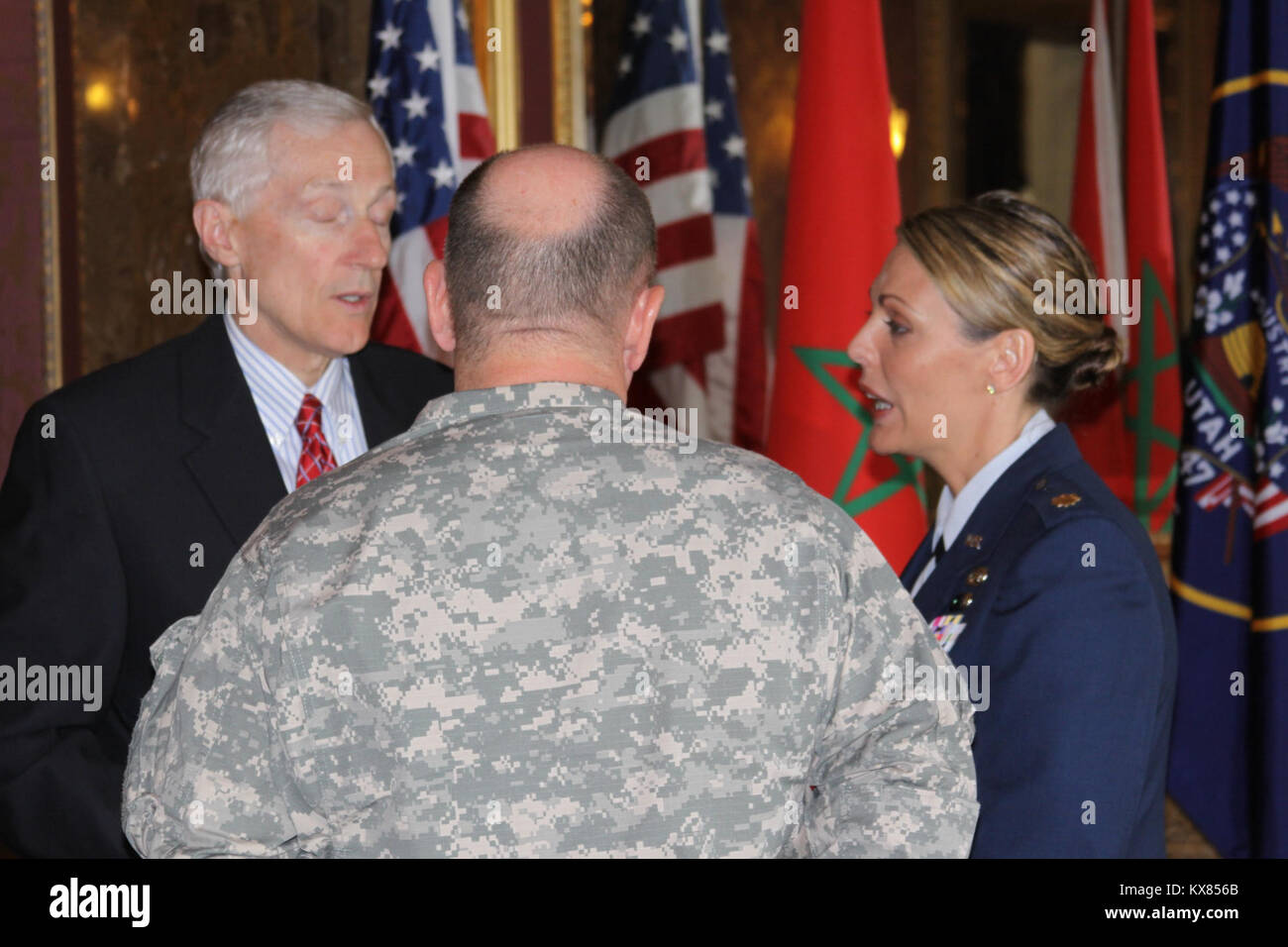 US Army National Guard personnel, briefing from experts Stock Photo - Alamy