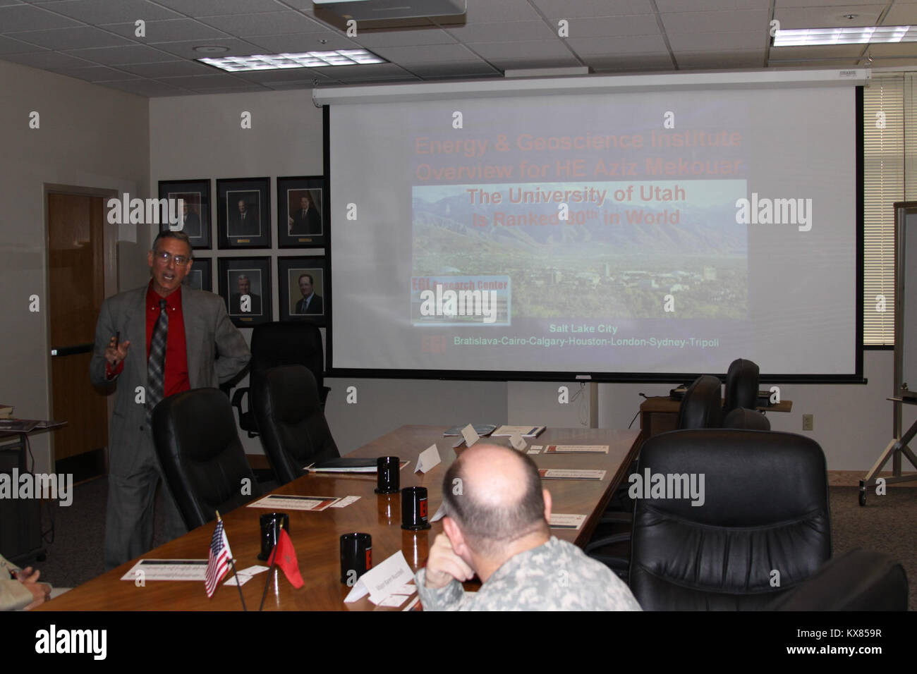 US Army National Guard personnel, briefing from experts Stock Photo - Alamy