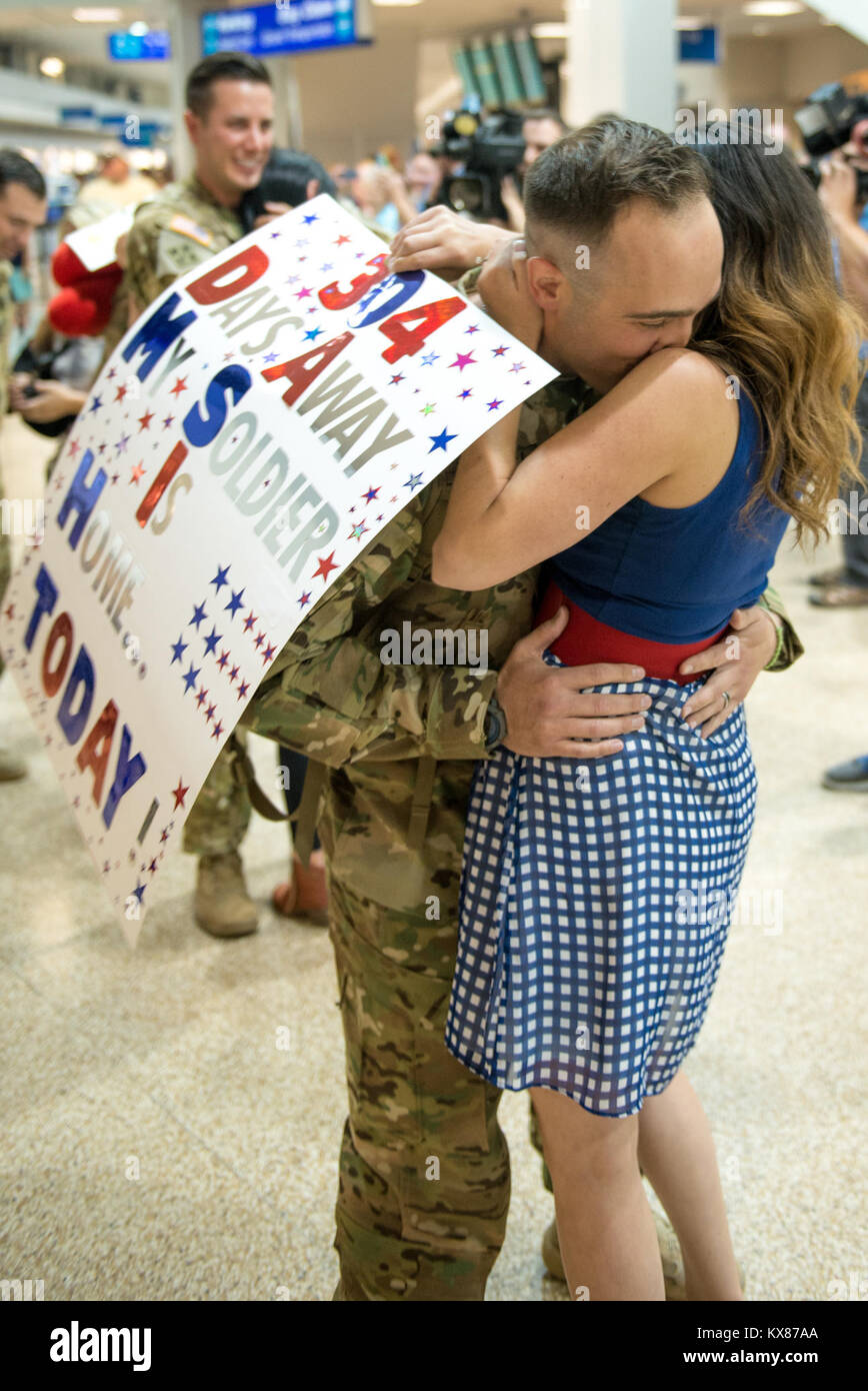 US Army National Guard welcome home from exited family and friends ...