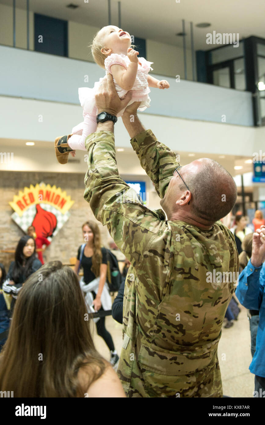 US Army National Guard welcome home from exited family and friends ...