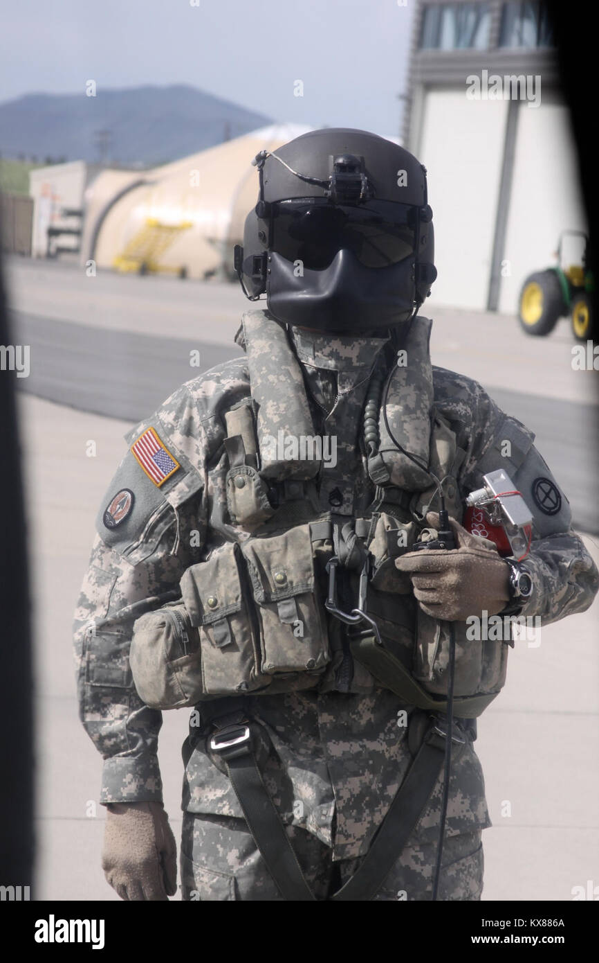 US Army special forces with Black Hawk helicopter Stock Photo - Alamy