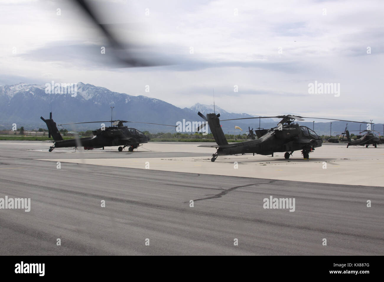 US Army special forces with Black Hawk helicopter Stock Photo - Alamy