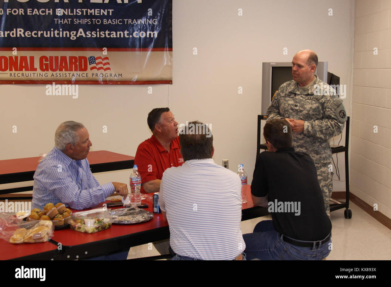 U.S. Army National Guard classroom learning Stock Photo - Alamy