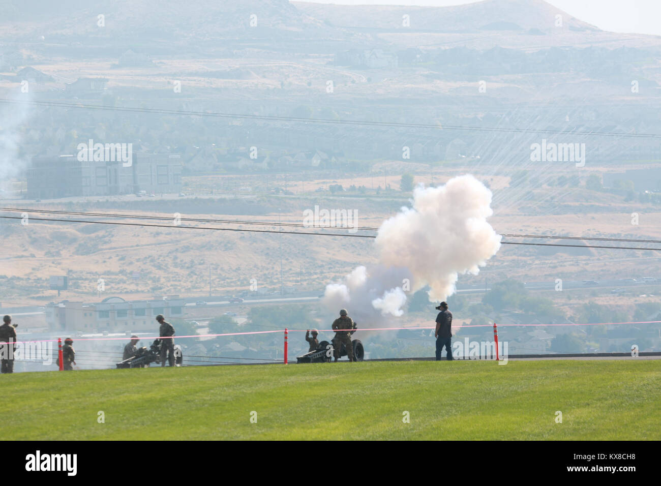 US Army National Guard with howitzer field gun Stock Photo - Alamy