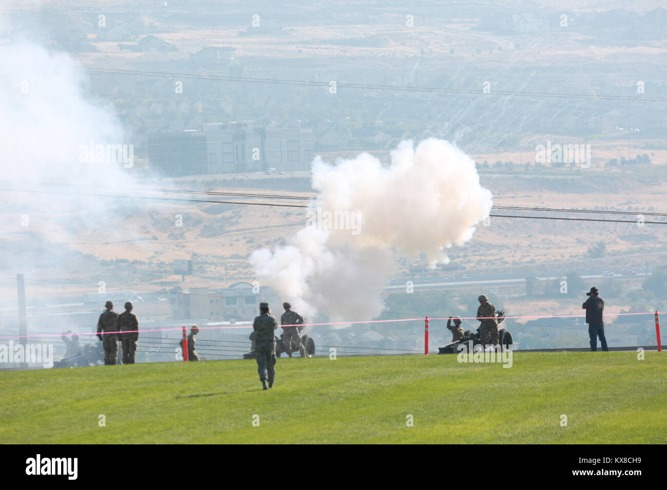 US Army National Guard with howitzer field gun Stock Photo - Alamy